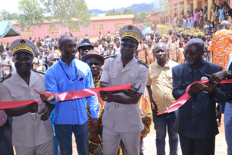 Côte d’Ivoire-AIP/ Une société minière offre un bâtiment scolaire à ...