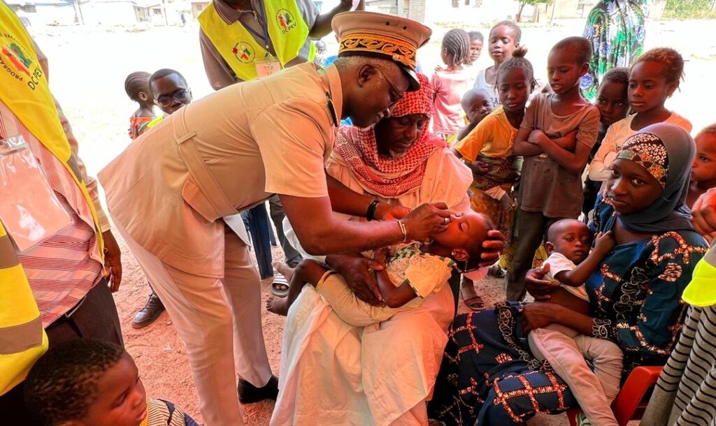 Côte d’Ivoire-AIP/ JNV Polio 2025: des enfants à bord d’un car vaccinés ...