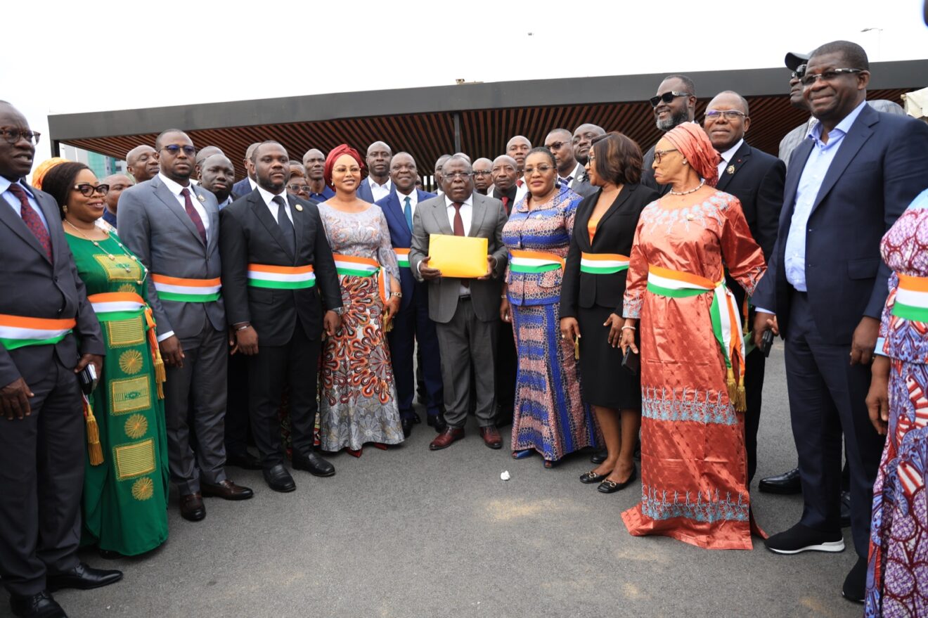 Côte d’Ivoire-AIP/ Présidentielle 2025: les maires du RHDP versent la caution de candidature d ...