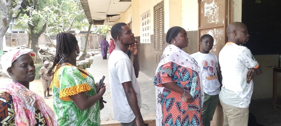 Côte d’Ivoire-AIP/ Des électeurs accomplissent leur devoir civique dans ...