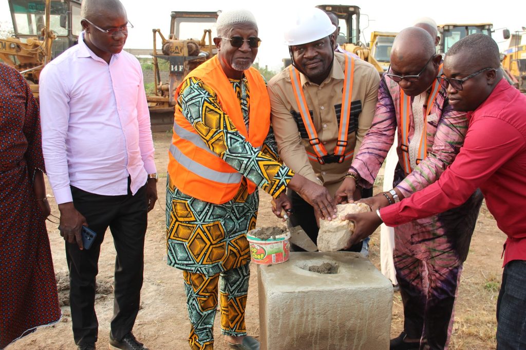 Côte d’Ivoire – AIP/ Le maire de Bondoukou pose la première pierre d’un ...